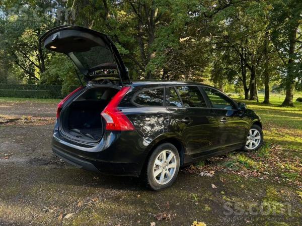 Melns Volvo V60 2012 Jelgava, ar dzinēja tilpumu 2.00 L un nobraukumu 388 tūkst. km par 4700 €, foto 9 vietnē AUTOMOTO.COM.LV
