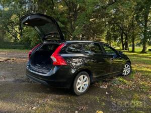 Melns Volvo V60 2012 Jelgava, ar dzinēja tilpumu 2.00 L un nobraukumu 388 tūkst. km par 4700 €, foto 9 vietnē AUTOMOTO.COM.LV