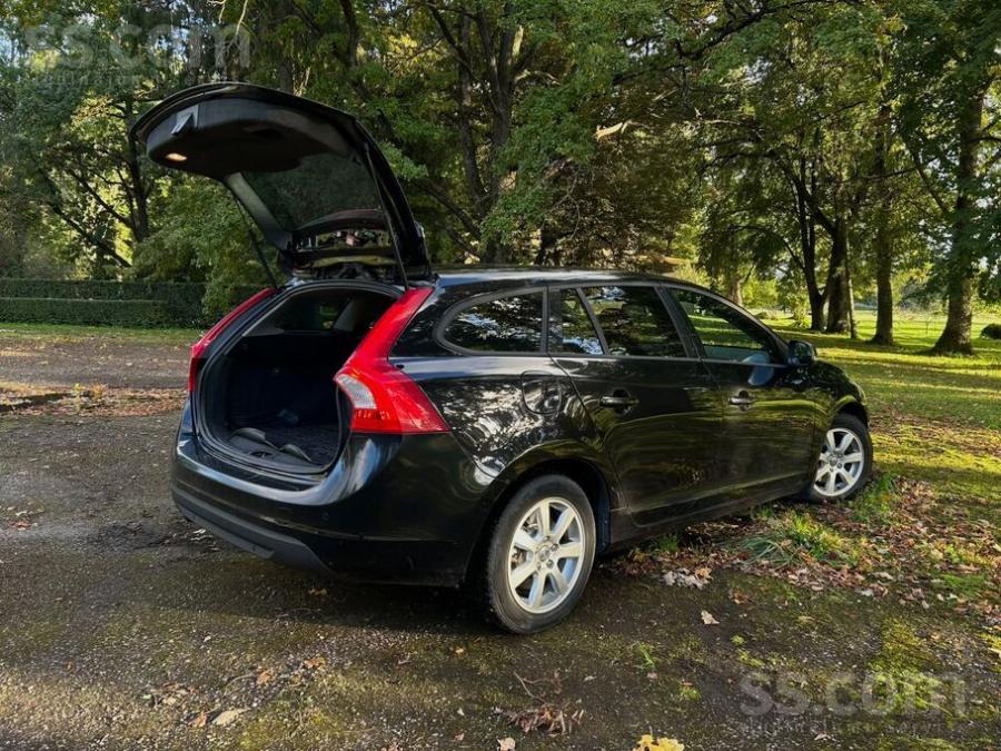 Melns Volvo V60 2012 Jelgava, ar dzinēja tilpumu 2.00 L un nobraukumu 388 tūkst. km par 4700 €, foto 9 vietnē AUTOMOTO.COM.LV