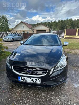 Melns Volvo V60 2012 Daugavpils, ar dzinēja tilpumu 2.00 L un nobraukumu 337 tūkst. km par 6500 €, foto  vietnē AUTOMOTO.COM.LV