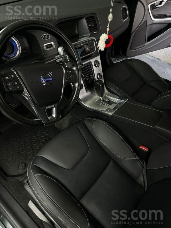 Melns Volvo V60 2012 Daugavpils, ar dzinēja tilpumu 2.00 L un nobraukumu 337 tūkst. km par 6500 €, foto 5 vietnē AUTOMOTO.COM.LV