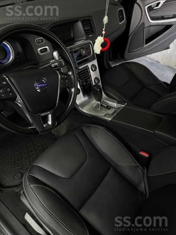Melns Volvo V60 2012 Daugavpils, ar dzinēja tilpumu 2.00 L un nobraukumu 337 tūkst. km par 6500 €, foto 8 vietnē AUTOMOTO.COM.LV