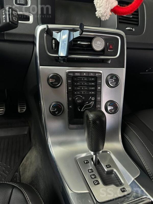 Melns Volvo V60 2012 Daugavpils, ar dzinēja tilpumu 2.00 L un nobraukumu 337 tūkst. km par 6500 €, foto 9 vietnē AUTOMOTO.COM.LV