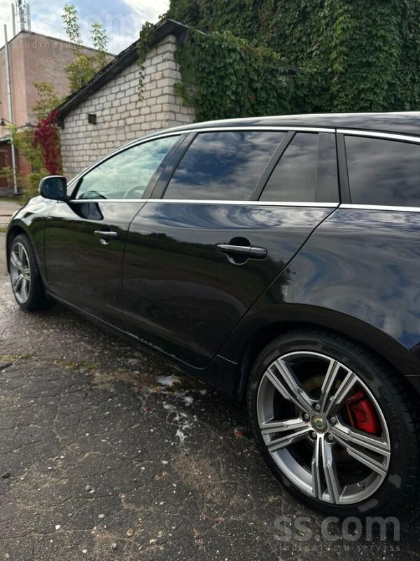 Melns Volvo V60 2012 Daugavpils, ar dzinēja tilpumu 2.00 L un nobraukumu 337 tūkst. km par 6500 €, foto 10 vietnē AUTOMOTO.COM.LV