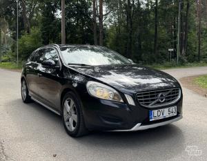 Black Volvo V60 2012 in Vilnius, with an engine capacity of 2.00 L and mileage of 396 thousand km for 3250 €, photo 3 on AUTOMOTO.COM.LV