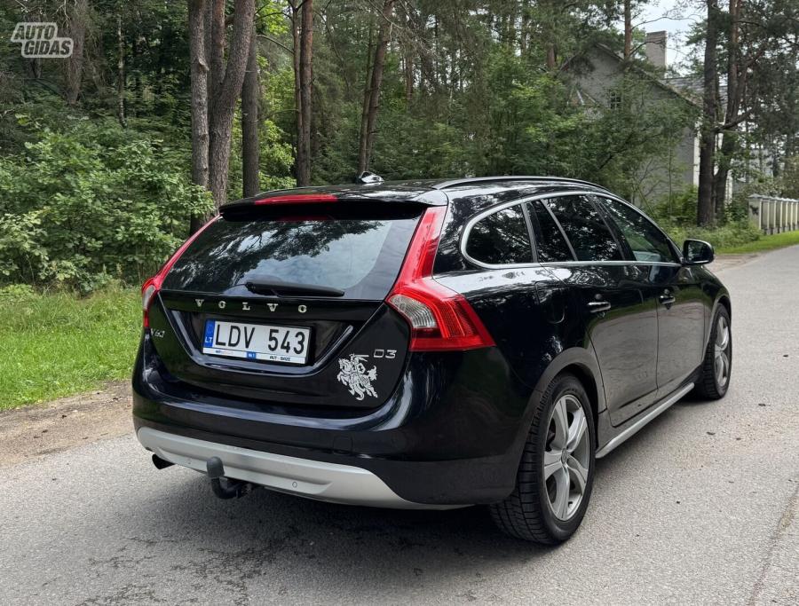 Black Volvo V60 2012 in Vilnius, with an engine capacity of 2.00 L and mileage of 396 thousand km for 3250 €, photo 4 on AUTOMOTO.COM.LV