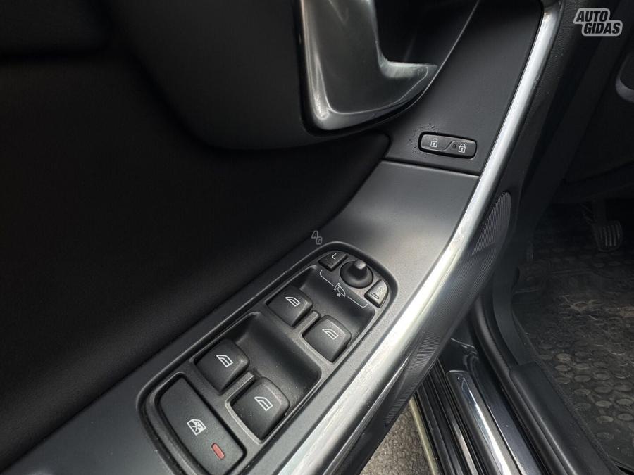 Black Volvo V60 2012 in Vilnius, with an engine capacity of 2.00 L and mileage of 396 thousand km for 3250 €, photo 9 on AUTOMOTO.COM.LV