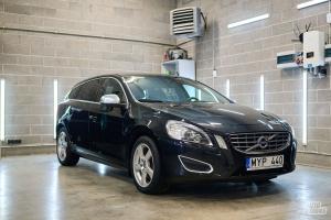 Black Volvo V60 2012 in Jonava, with an engine capacity of 2.00 L and mileage of 335 thousand km for 4850 €, photo  on AUTOMOTO.COM.LV