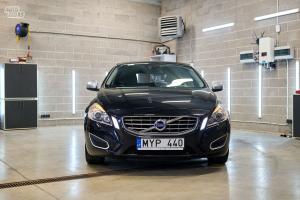 Melns Volvo V60 2012 Jonava, ar dzinēja tilpumu 2.00 L un nobraukumu 335 tūkst. km par 4850 €, foto 3 vietnē AUTOMOTO.COM.LV