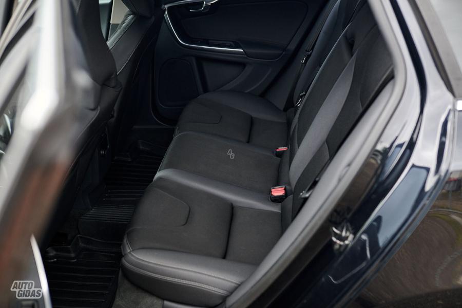 Melns Volvo V60 2012 Jonava, ar dzinēja tilpumu 2.00 L un nobraukumu 335 tūkst. km par 4850 €, foto 10 vietnē AUTOMOTO.COM.LV