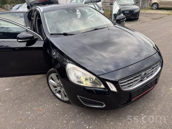 Volvo V60 2012 Rīga vietnē Melns Volvo V60 2012 Rīga, ar dzinēja tilpumu 2.40 L un nobraukumu 238 tūkst. km par 6950 €, foto 4 vietnē AUTOMOTO.COM.LV
