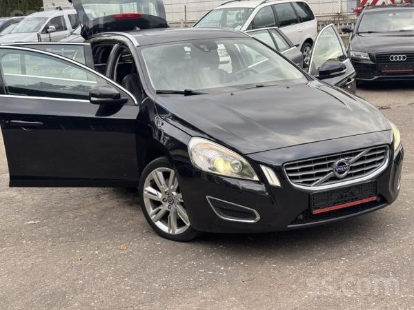 Volvo V60 2012 Rīga vietnē Melns Volvo V60 2012 Rīga, ar dzinēja tilpumu 2.40 L un nobraukumu 238 tūkst. km par 6950 €, foto 5 vietnē AUTOMOTO.COM.LV