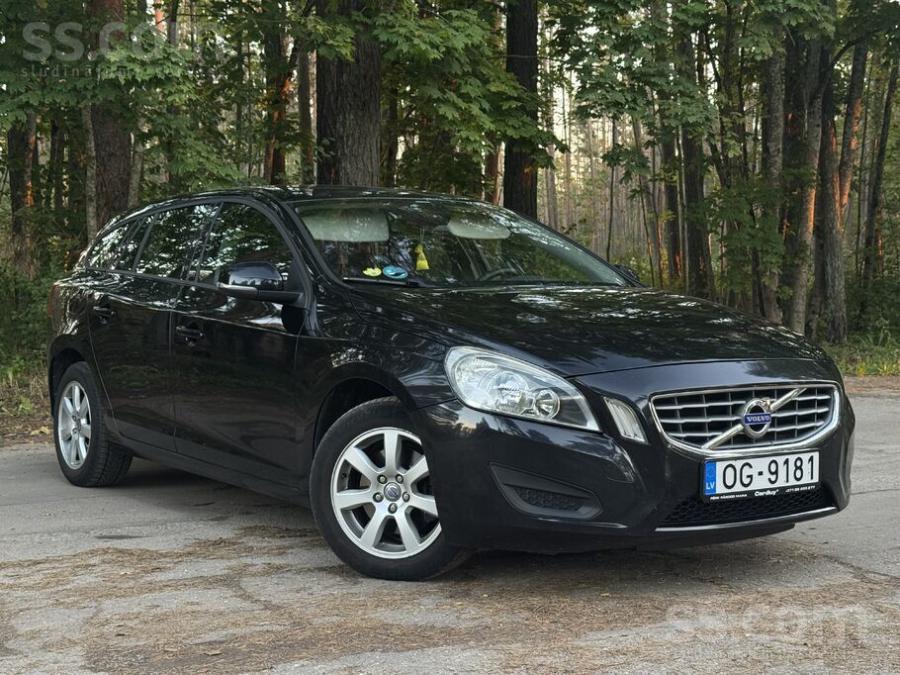 Black Volvo V60 2012 in Riga, with an engine capacity of 2.00 L and mileage of 0 thousand km for 3700 €, photo 4 on AUTOMOTO.COM.LV