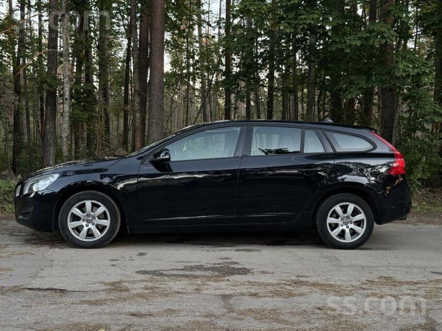 Black Volvo V60 2012 in Riga, with an engine capacity of 2.00 L and mileage of 0 thousand km for 3700 €, photo 6 on AUTOMOTO.COM.LV