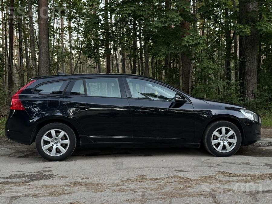 Black Volvo V60 2012 in Riga, with an engine capacity of 2.00 L and mileage of 0 thousand km for 3700 €, photo 12 on AUTOMOTO.COM.LV