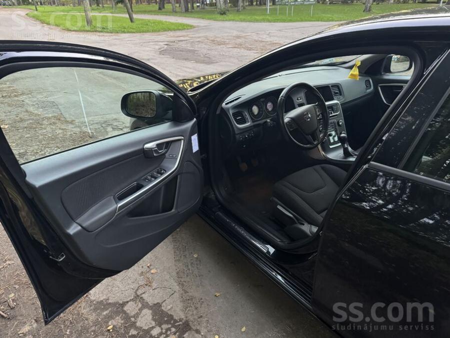 Black Volvo V60 2012 in Riga, with an engine capacity of 2.00 L and mileage of 0 thousand km for 3700 €, photo 13 on AUTOMOTO.COM.LV