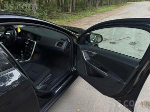 Black Volvo V60 2012 in Riga, with an engine capacity of 2.00 L and mileage of 0 thousand km for 3700 €, photo 16 on AUTOMOTO.COM.LV