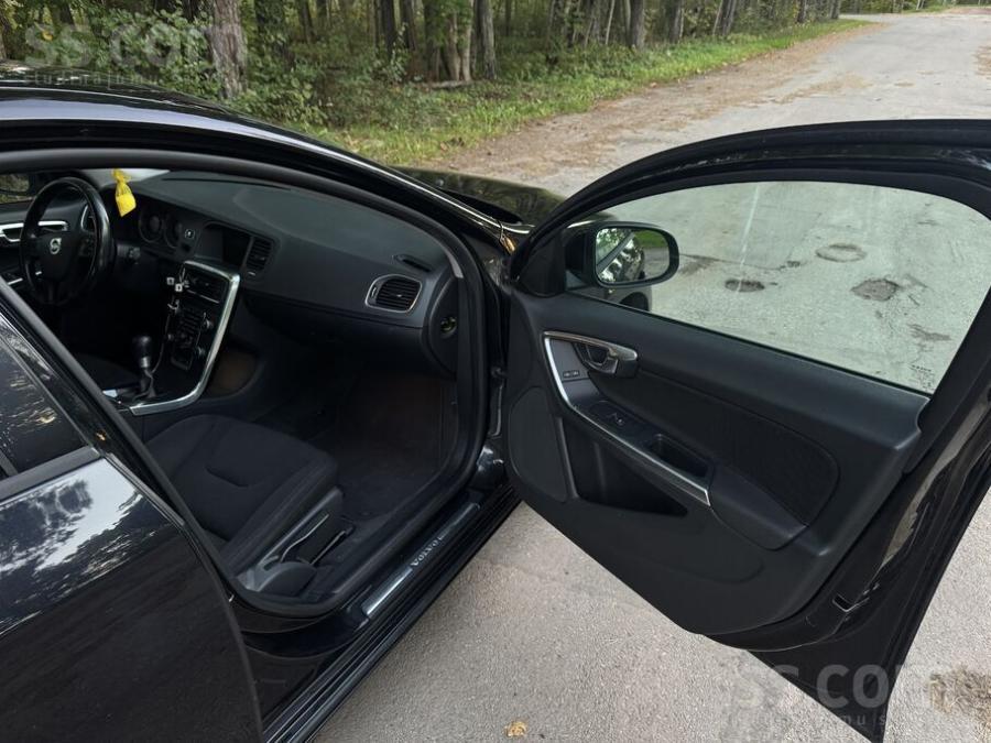 Black Volvo V60 2012 in Riga, with an engine capacity of 2.00 L and mileage of 0 thousand km for 3700 €, photo 16 on AUTOMOTO.COM.LV