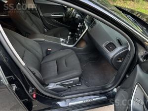 Black Volvo V60 2012 in Riga, with an engine capacity of 2.00 L and mileage of 0 thousand km for 3700 €, photo 17 on AUTOMOTO.COM.LV