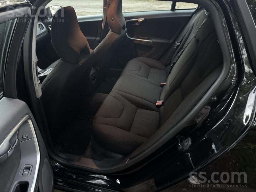 Black Volvo V60 2012 in Riga, with an engine capacity of 2.00 L and mileage of 0 thousand km for 3700 €, photo 22 on AUTOMOTO.COM.LV