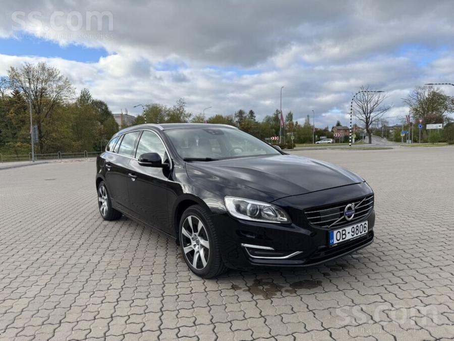 Black Volvo V60 2013 in Kuldiga, with an engine capacity of 2.40 L and mileage of 298 thousand km for 8450 €, photo 1 on AUTOMOTO.COM.LV