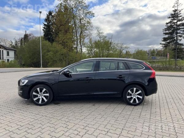 Black Volvo V60 2013 in Kuldiga, with an engine capacity of 2.40 L and mileage of 298 thousand km for 8450 €, photo 4 on AUTOMOTO.COM.LV