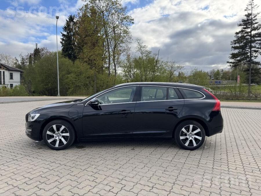 Black Volvo V60 2013 in Kuldiga, with an engine capacity of 2.40 L and mileage of 298 thousand km for 8450 €, photo 4 on AUTOMOTO.COM.LV