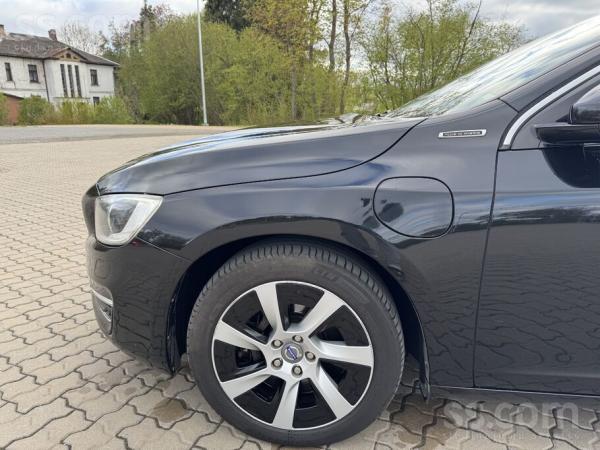 Black Volvo V60 2013 in Kuldiga, with an engine capacity of 2.40 L and mileage of 298 thousand km for 8450 €, photo 5 on AUTOMOTO.COM.LV