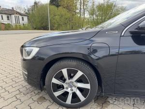 Black Volvo V60 2013 in Kuldiga, with an engine capacity of 2.40 L and mileage of 298 thousand km for 8450 €, photo 5 on AUTOMOTO.COM.LV
