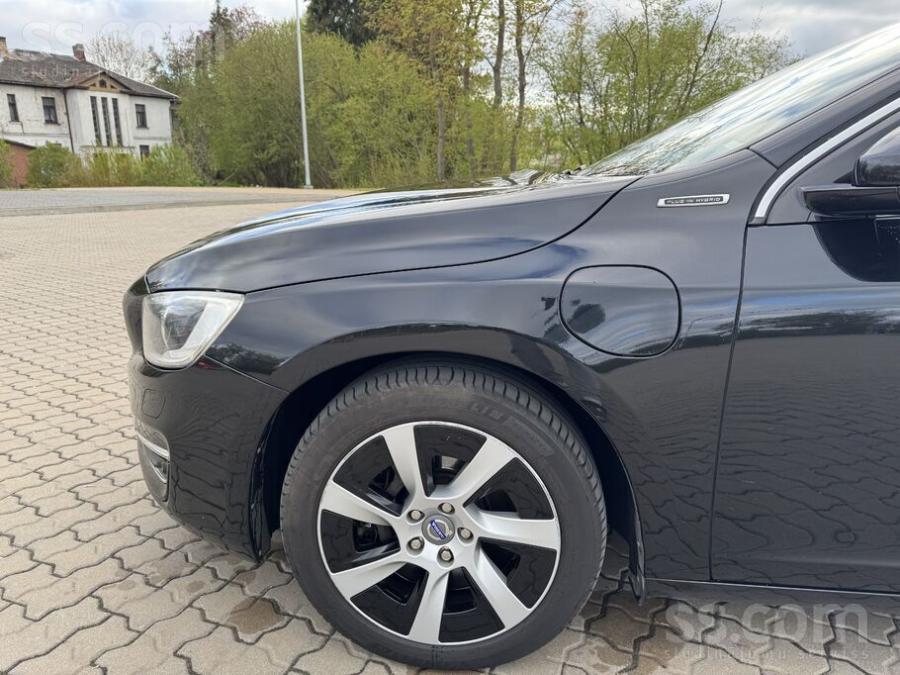 Black Volvo V60 2013 in Kuldiga, with an engine capacity of 2.40 L and mileage of 298 thousand km for 8450 €, photo 5 on AUTOMOTO.COM.LV