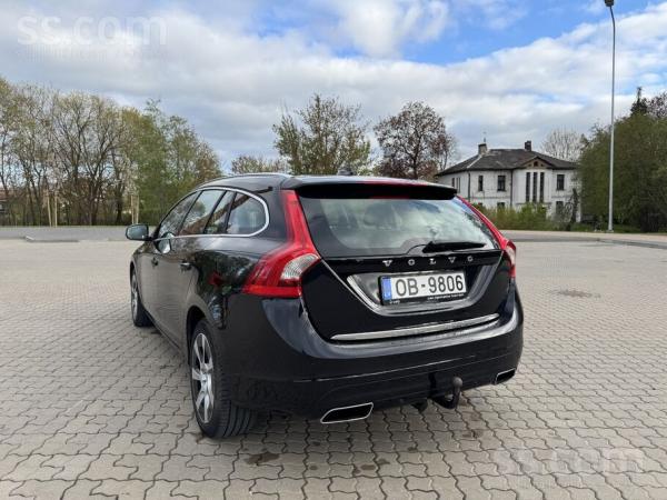Black Volvo V60 2013 in Kuldiga, with an engine capacity of 2.40 L and mileage of 298 thousand km for 8450 €, photo 6 on AUTOMOTO.COM.LV