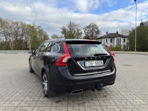 Black Volvo V60 2013 in Kuldiga, with an engine capacity of 2.40 L and mileage of 298 thousand km for 8450 €, photo 6 on AUTOMOTO.COM.LV