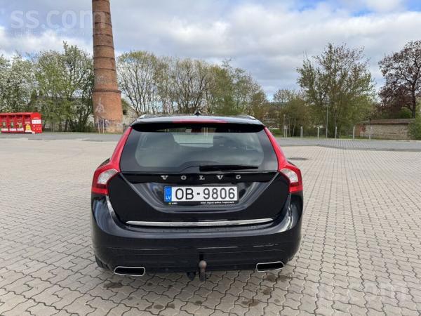 Black Volvo V60 2013 in Kuldiga, with an engine capacity of 2.40 L and mileage of 298 thousand km for 8450 €, photo 7 on AUTOMOTO.COM.LV