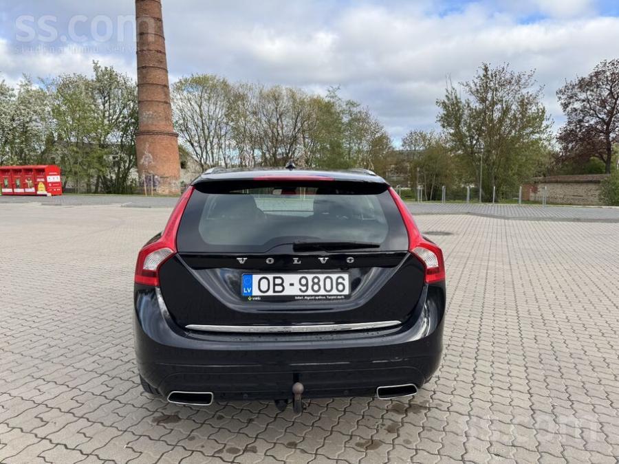 Black Volvo V60 2013 in Kuldiga, with an engine capacity of 2.40 L and mileage of 298 thousand km for 8450 €, photo 7 on AUTOMOTO.COM.LV