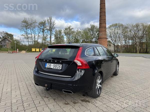Black Volvo V60 2013 in Kuldiga, with an engine capacity of 2.40 L and mileage of 298 thousand km for 8450 €, photo 8 on AUTOMOTO.COM.LV