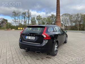 Black Volvo V60 2013 in Kuldiga, with an engine capacity of 2.40 L and mileage of 298 thousand km for 8450 €, photo 8 on AUTOMOTO.COM.LV