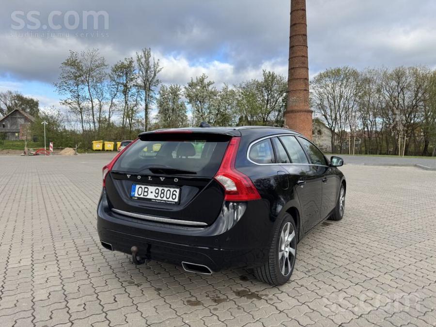 Black Volvo V60 2013 in Kuldiga, with an engine capacity of 2.40 L and mileage of 298 thousand km for 8450 €, photo 8 on AUTOMOTO.COM.LV