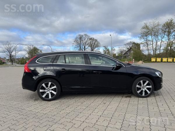 Black Volvo V60 2013 in Kuldiga, with an engine capacity of 2.40 L and mileage of 298 thousand km for 8450 €, photo 9 on AUTOMOTO.COM.LV