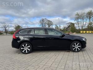 Black Volvo V60 2013 in Kuldiga, with an engine capacity of 2.40 L and mileage of 298 thousand km for 8450 €, photo 9 on AUTOMOTO.COM.LV