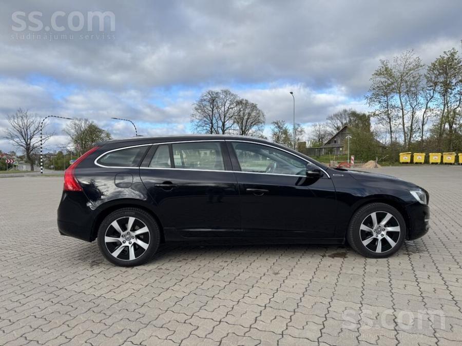Black Volvo V60 2013 in Kuldiga, with an engine capacity of 2.40 L and mileage of 298 thousand km for 8450 €, photo 9 on AUTOMOTO.COM.LV