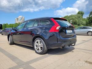 Black Volvo V60 2013 in Riga, with an engine capacity of 1.60 L and mileage of 298 thousand km for 8500 €, photo 3 on AUTOMOTO.COM.LV