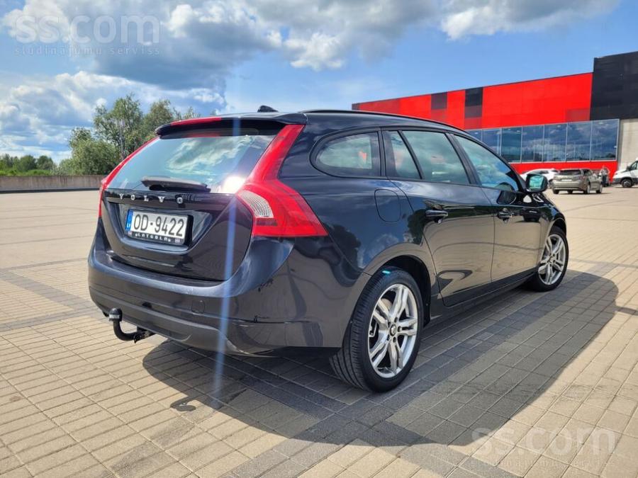 Black Volvo V60 2013 in Riga, with an engine capacity of 1.60 L and mileage of 298 thousand km for 8500 €, photo 5 on AUTOMOTO.COM.LV