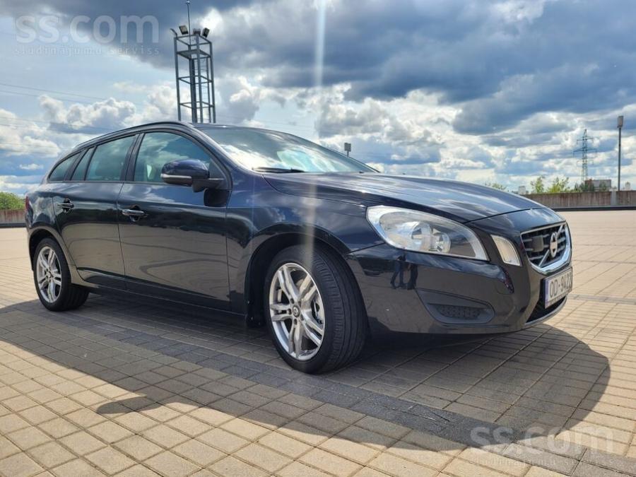 Black Volvo V60 2013 in Riga, with an engine capacity of 1.60 L and mileage of 298 thousand km for 8500 €, photo 7 on AUTOMOTO.COM.LV