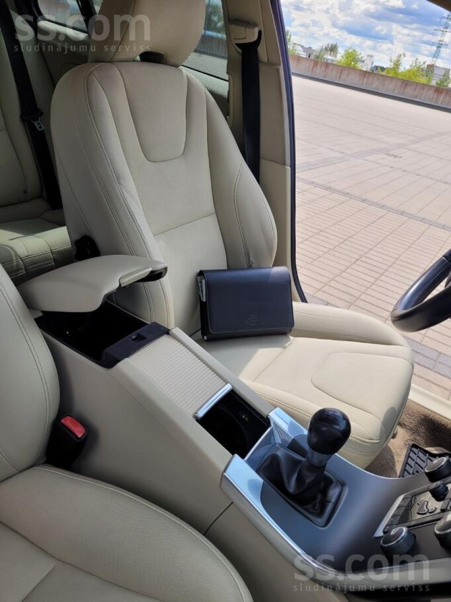 Black Volvo V60 2013 in Riga, with an engine capacity of 1.60 L and mileage of 298 thousand km for 8500 €, photo 17 on AUTOMOTO.COM.LV