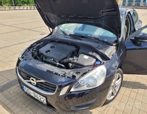 Black Volvo V60 2013 in Riga, with an engine capacity of 1.60 L and mileage of 298 thousand km for 8500 €, photo 25 on AUTOMOTO.COM.LV