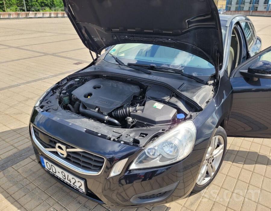 Black Volvo V60 2013 in Riga, with an engine capacity of 1.60 L and mileage of 298 thousand km for 8500 €, photo 25 on AUTOMOTO.COM.LV
