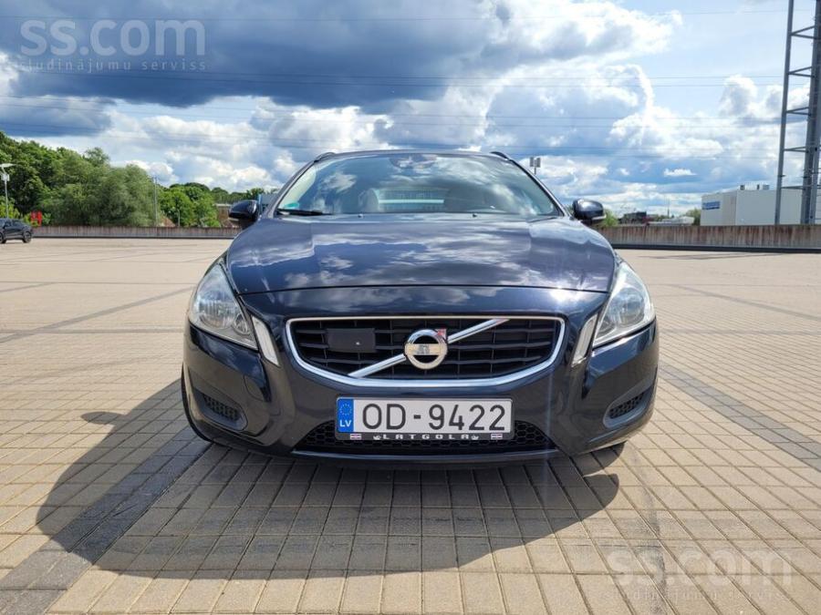 Black Volvo V60 2013 in Riga, with an engine capacity of 1.60 L and mileage of 298 thousand km for 6600 €, photo 2 on AUTOMOTO.COM.LV