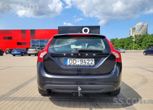 Black Volvo V60 2013 in Riga, with an engine capacity of 1.60 L and mileage of 298 thousand km for 6600 €, photo 4 on AUTOMOTO.COM.LV