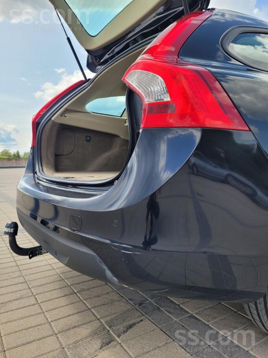 Black Volvo V60 2013 in Riga, with an engine capacity of 1.60 L and mileage of 298 thousand km for 6600 €, photo 19 on AUTOMOTO.COM.LV