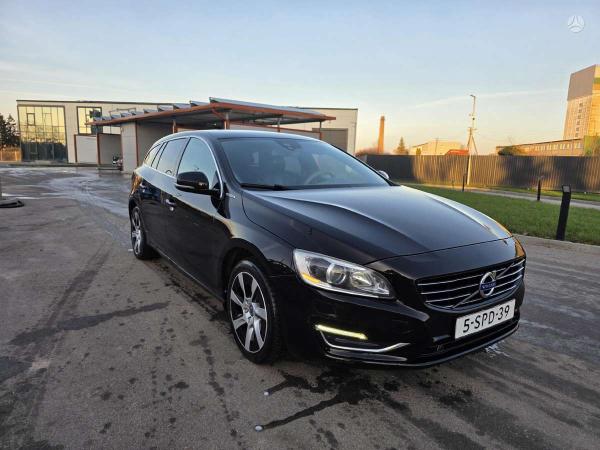 Black Volvo V60 2013 in Kretinga, with an engine capacity of 2.40 L and mileage of 290 thousand km for 4900 €, photo 1 on AUTOMOTO.COM.LV